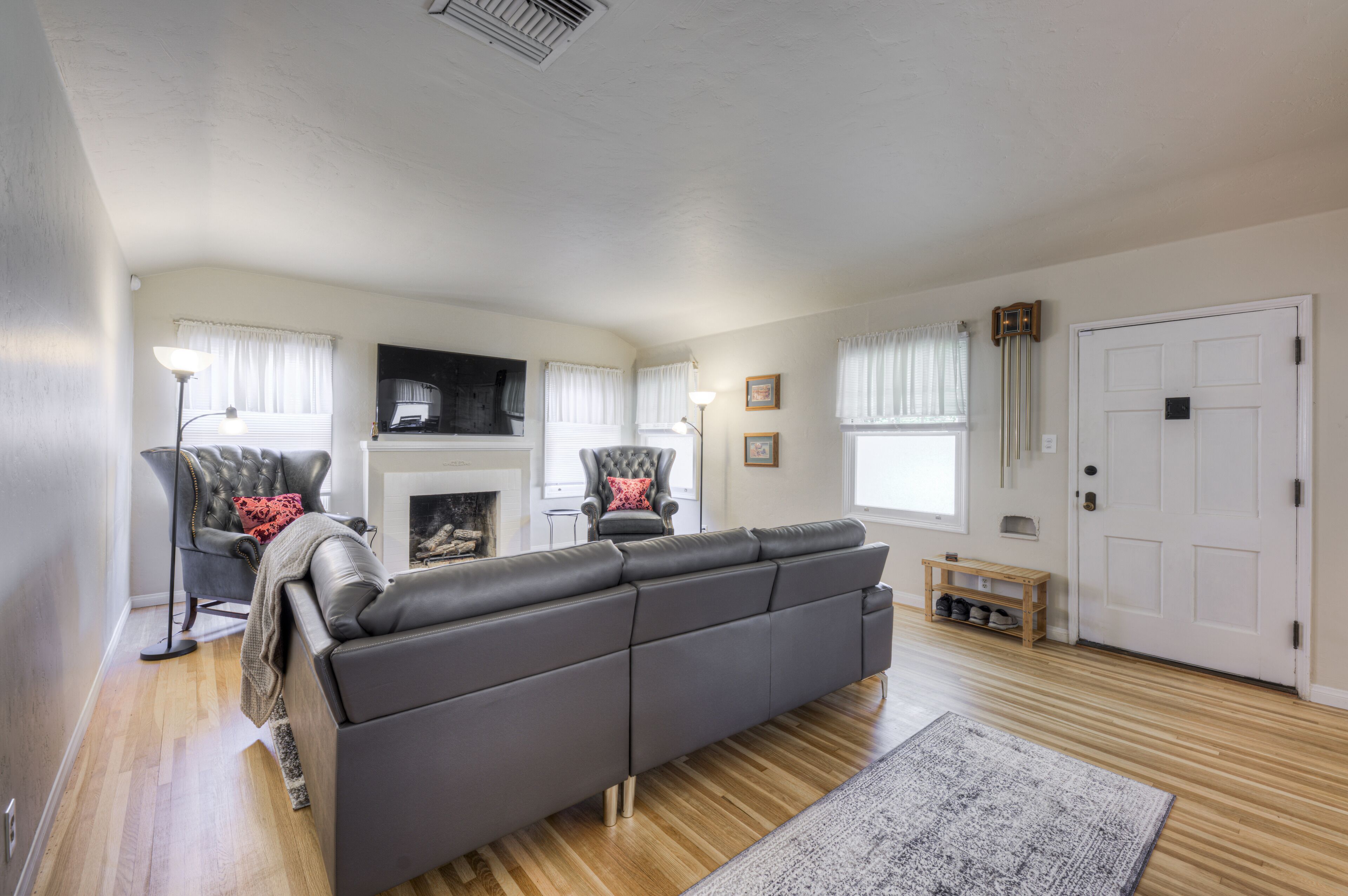 Downtown Estate. Home, Pool, Large Soak Tub, Guest House, Rv Parking - Bakersfield, CA