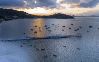 Perto da praia, areia branca 