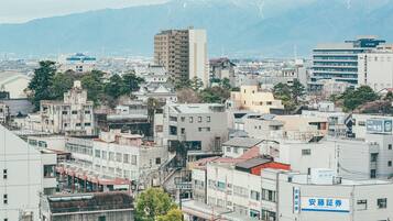 Paisagem urbana com diversos edifícios, incluindo um banco em destaque com sinalização.