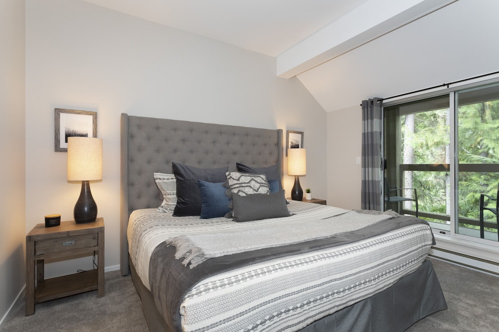 Spacious Townhome , Private Hot Tub & Parking - Whistler