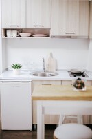 Geladeira, cooktop, chaleira elétrica
