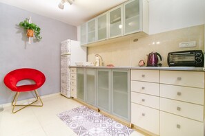 Estúdio Económico | Kitchenette privada | Um frigorífico, uma placa de cozinha, uma cafeteira/bule 