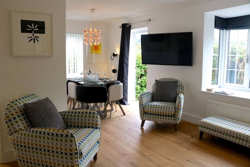 Beautifully Appointed - Historic Village Setting. Quiet Church Side Location - Devon