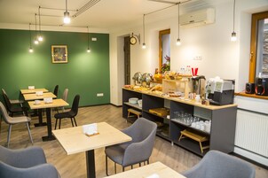 Café da manhã com buffet todos os dias mediante uma taxa