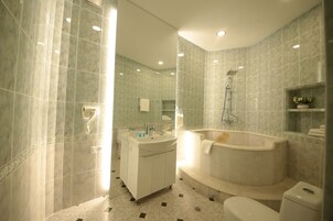 Quarto Triplo | Casa de banho | Artigos de higiene pessoal grátis, um secador de cabelo, chinelos 