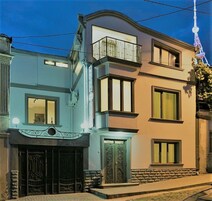 Fachada da propriedade à noite