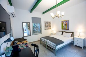 Quarto casal, no jardim | Espaço de trabalho para notebook, cortinas blackout