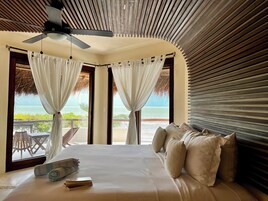 Quarto luxo, banheira, vista para a praia | Roupas de cama premium, cofres nos quartos, individualmente decorados