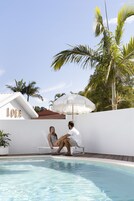 Piscina externa, espreguiçadeiras