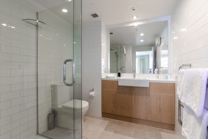 Apartamento, 3 quartos, vista para o lago | Casa de banho | Uma combinação polibã/banheira, toalhas fornecidas, sabão
