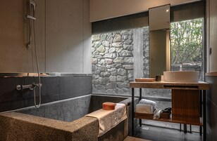 Quarto casal premium, 1 cama Queen, banheira de imersão, vista para o pátio | Vista do quarto