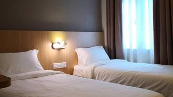 Cofres nos quartos, escrivaninha, ferros/tábuas de passar roupa