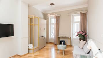 Apartamento Superior (Aerides) | Sala de estar | TV de ecrã plano