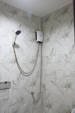 Chuveiro, produtos de toalete grátis, toalhas de banho, sabonete