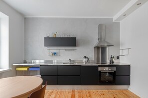 Estúdio | Cozinha privada | Um frigorífico, um forno, uma placa de cozinha, uma cafeteira/bule 