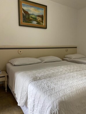 Roupa hipoalergénica, cofre no quarto, cortinas/cortinados opacos 