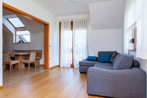 Apartamento família | Área de estar | Smart TV 80 cm com canais digitais, TV