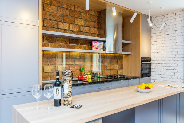 Apartamento, 3 quartos, não fumadores, Vista para a cidade (3 Bedrooms) | Cozinha privada | Um frigorífico, um micro-ondas, um forno, uma placa de cozinha 