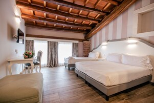 Quarto Triplo | Minibar, cofre no quarto, com decoração personalizada, secretária 