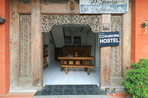 Halaman Depan Hostel - Ubud