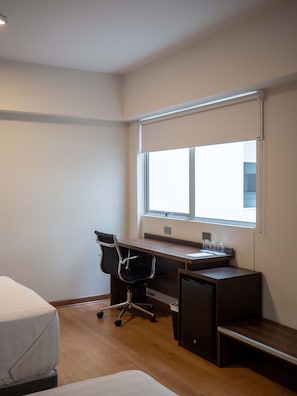Quarto Triplo | Minibar, cofre no quarto, secretária, quartos insonorizados