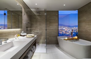 Produtos de higiene exclusivos, um secador de cabelo, roupões, chinelos 