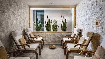 Um espaço de spa com seis cadeiras de madeira, uma janela grande com plantas e uma parede de pedra texturizada.