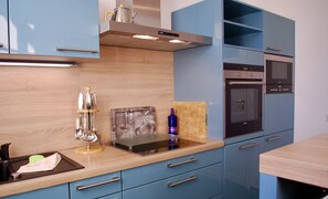 Apartamento (03, incl. Cleaning and Service Fee) | Cozinha privada | Geladeira, cooktop, cafeteira/chaleira, chaleira elétrica