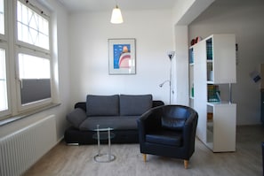 Apartamento (06, incl. Cleaning and Service Fee) | Sala de estar | TV de tela plana
