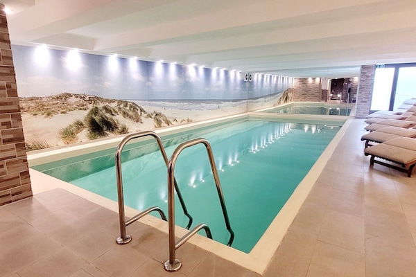 Piscina interior, espreguiçadeiras