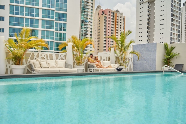 Piscina externa, espreguiçadeiras
