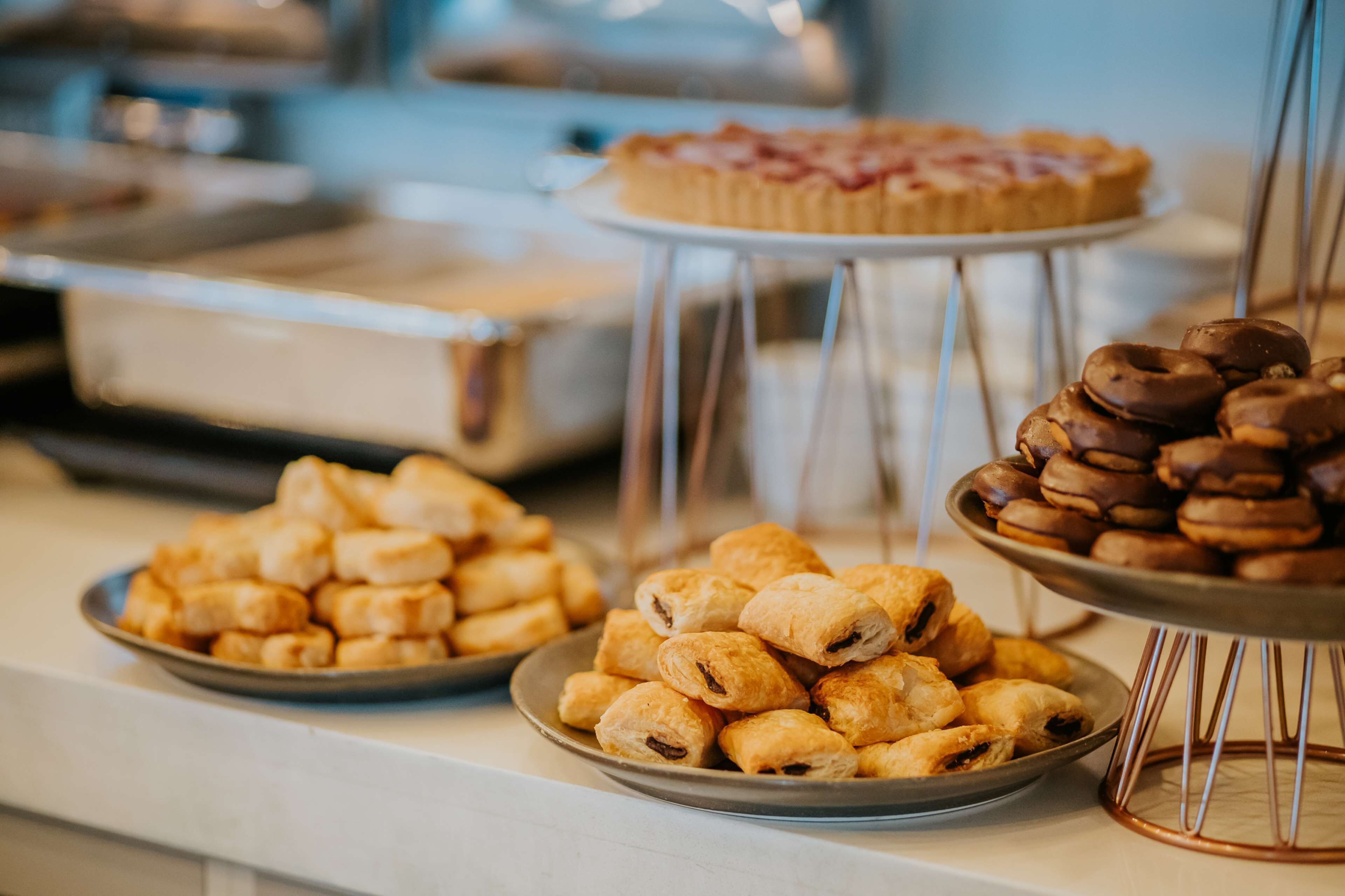 Um buffet com diversos doces e sobremesas.
