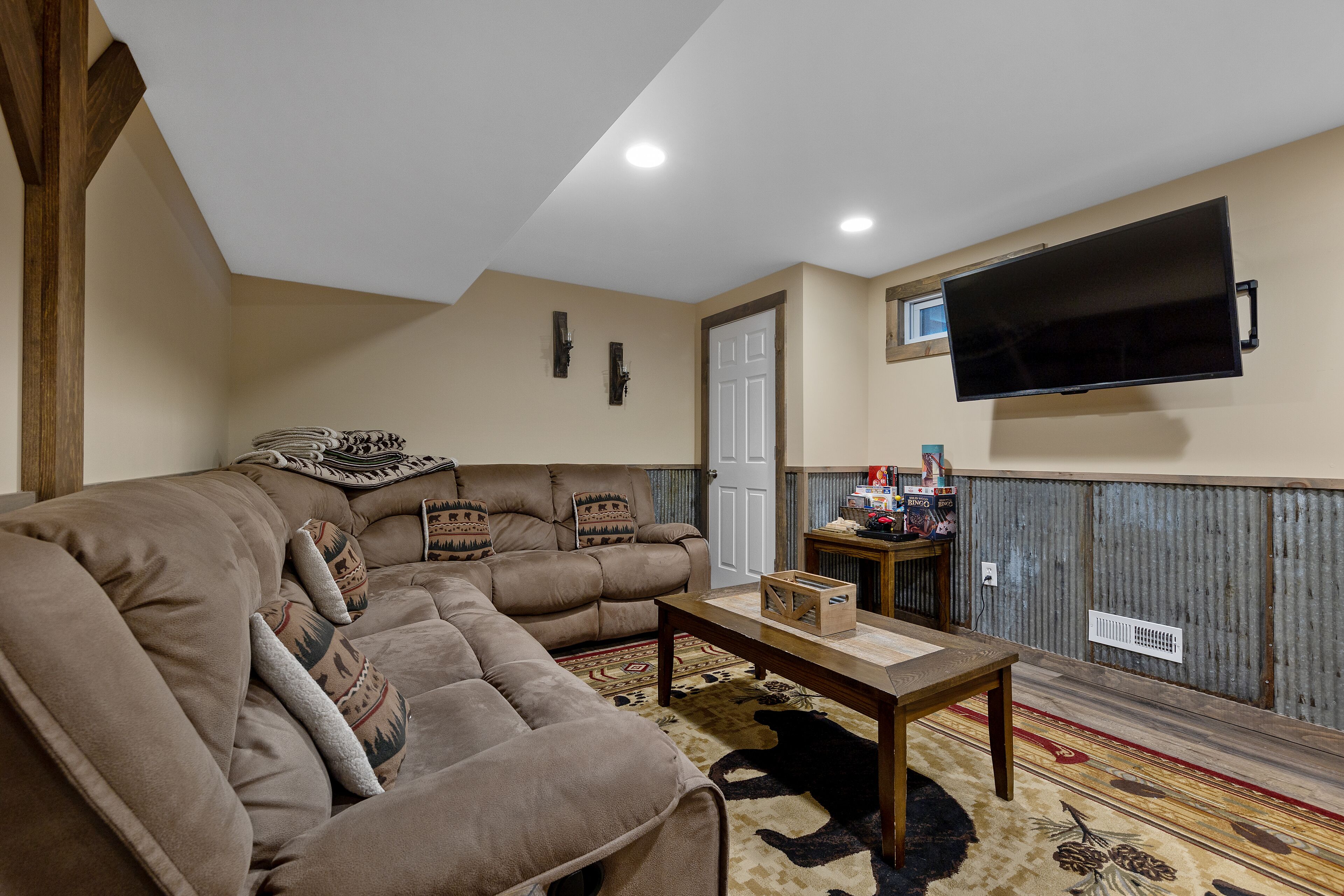 Log Home Mins From Lake George, W/ Heated Salt Water Pool And Hot Tub! - Lake George, NY
