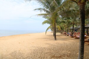 Perto da praia, praia de areia branca 