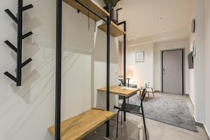 Suíte estúdio conforto (Pegasus) | Escrivaninha, cortinas blackout, quartos à prova de som, berços grátis