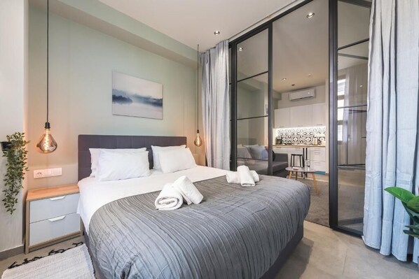 Loft luxo, 1 quarto (Amber) | Escrivaninha, cortinas blackout, quartos à prova de som, berços grátis