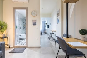 Suíte estúdio conforto (Pegasus) | Escrivaninha, cortinas blackout, quartos à prova de som, berços grátis