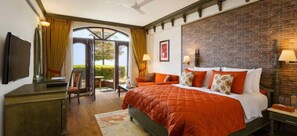 1 Queen Bed Standard Room, Garden View, Non-Smoking | Cofre no quarto, secretária 