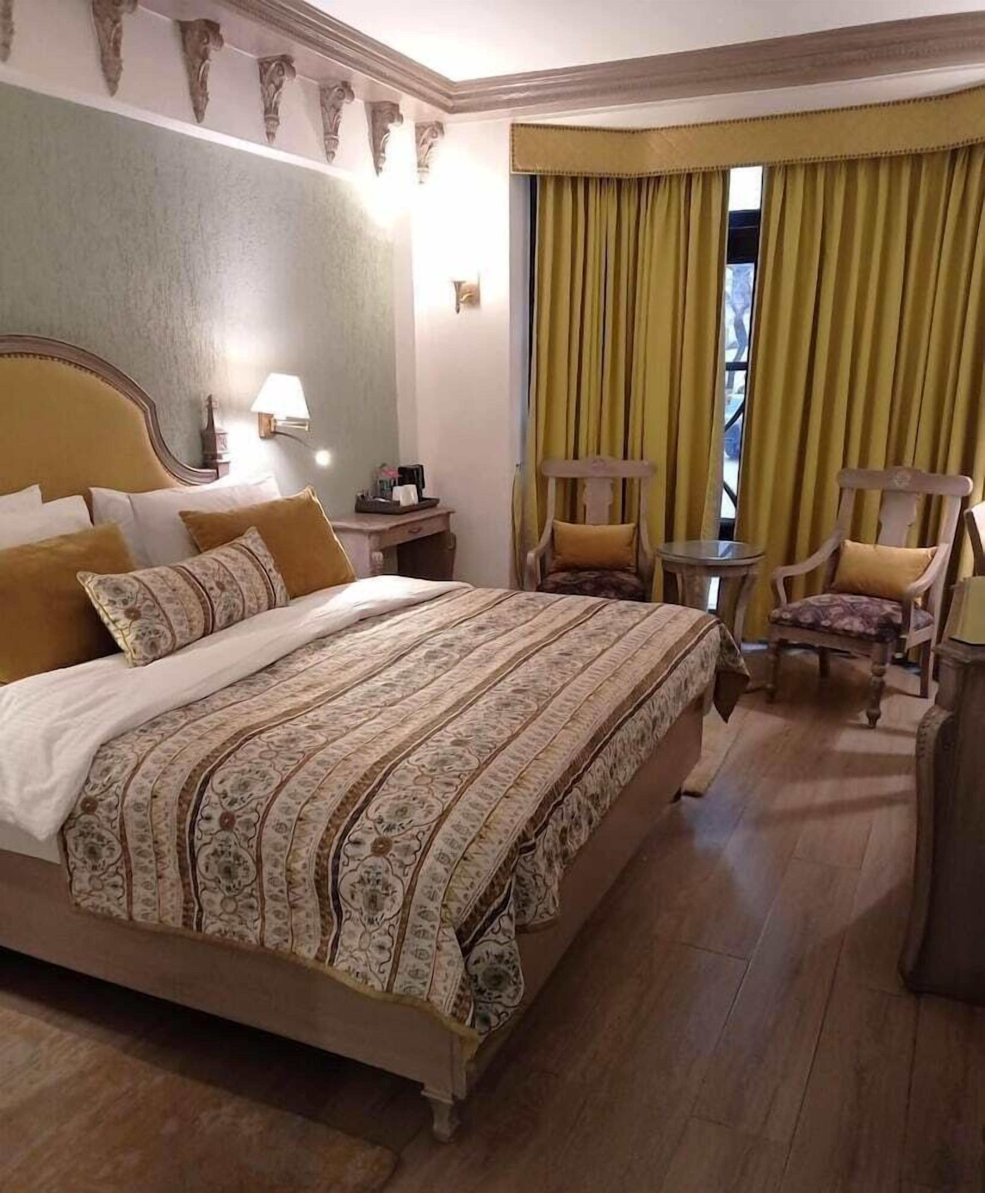 Cofre no quarto, secretária 