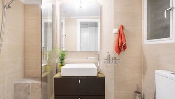 Apartamento, 2 quartos | Banheiro | Chuveiro, secador de cabelo, toalhas de banho