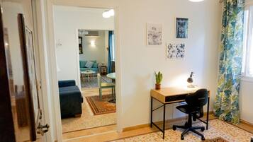 Apartamento, 2 quartos | Área de estar | TV LCD