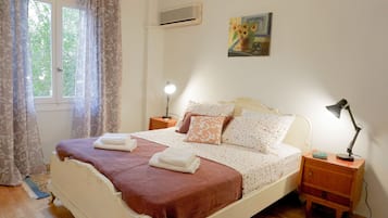 Apartamento, 2 quartos | Escrivaninha, ferros/tábuas de passar roupa, berços grátis