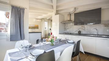 Apartamento, 1 quarto | Refeições no quarto