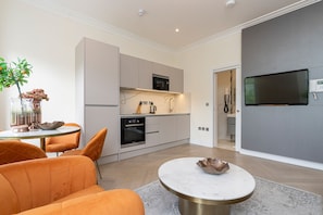Apartamento elite, banheiro privativo, vista para a cidade | Cozinha privada | Mesas de jantar