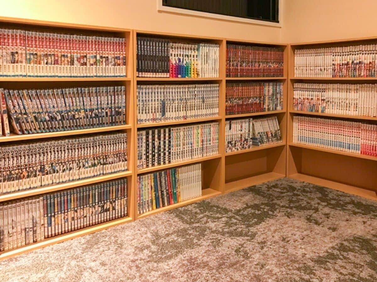 Uma biblioteca com várias estantes repletas de livros.