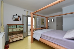 Villa, 3 quartos, acesso à piscina | 3 quartos, secretária adequada para computadores portáteis 
