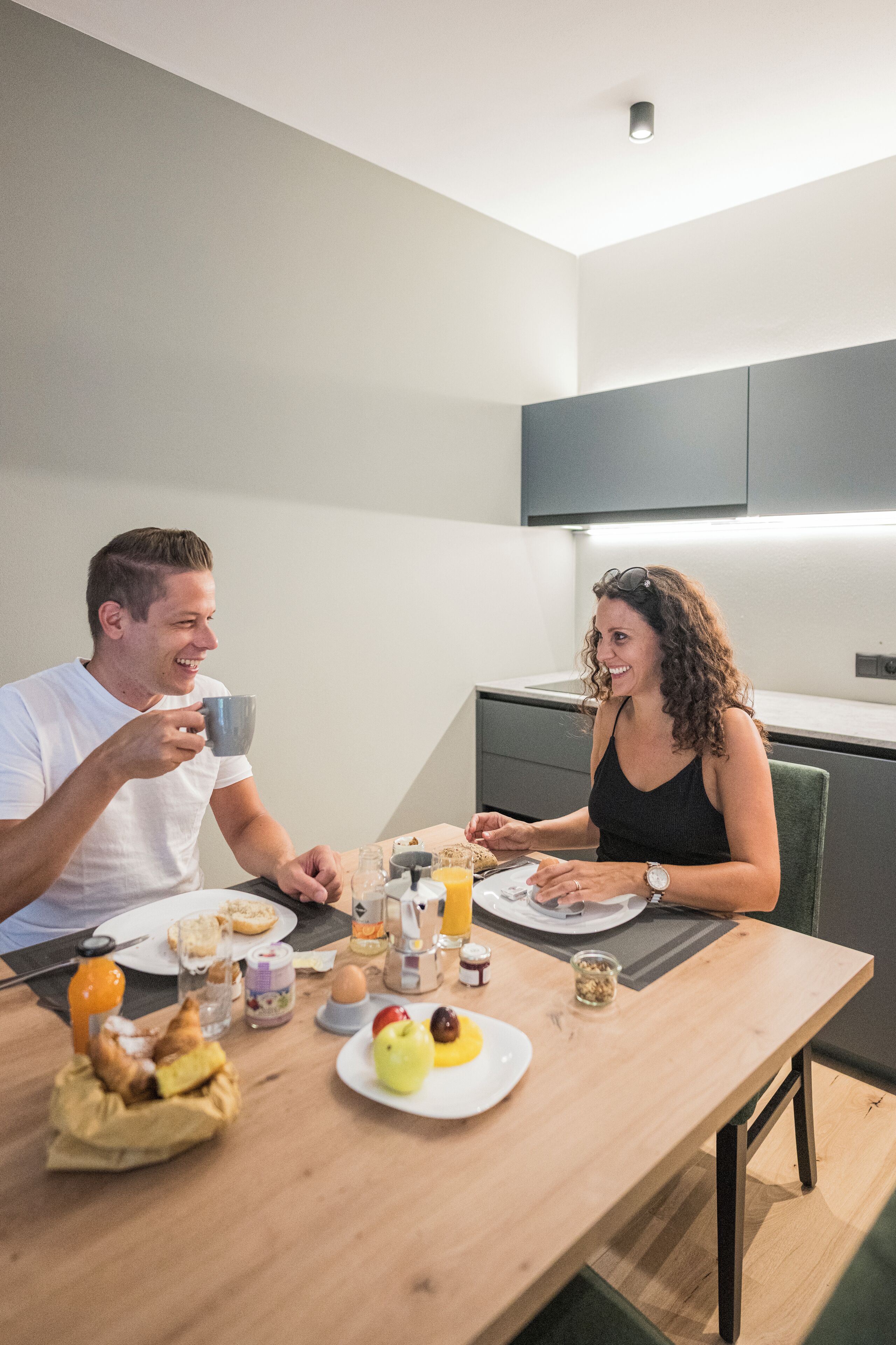 Uma cozinha moderna com uma mesa de jantar posta para o café da manhã.