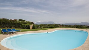 Piscina exterior sazonal, espreguiçadeiras 