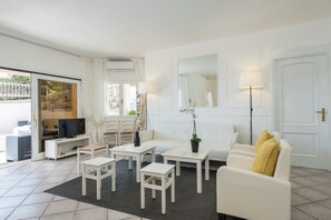 Apartamento, 2 quartos (S'Abba e Sa Pedra 22) | Área de estar | TV de tela plana