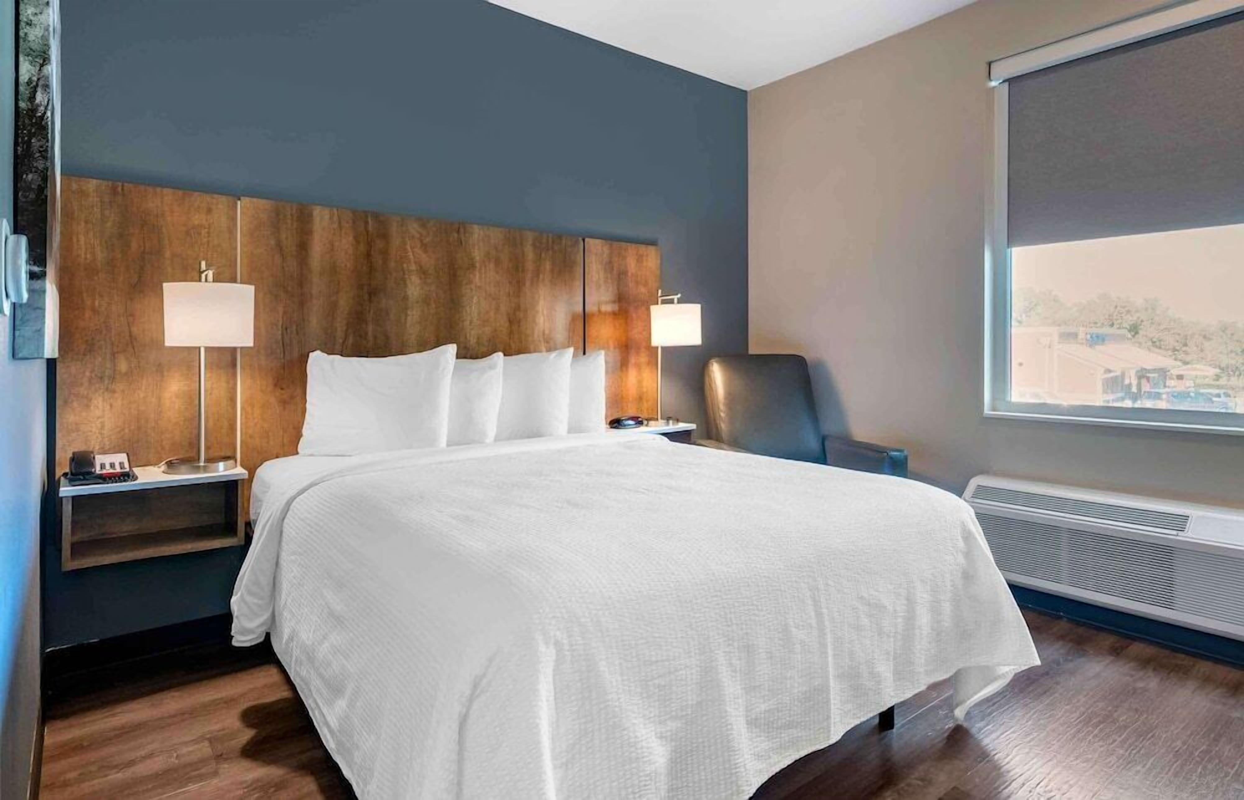 Roupas de cama premium, escrivaninha, espaço de trabalho para notebook